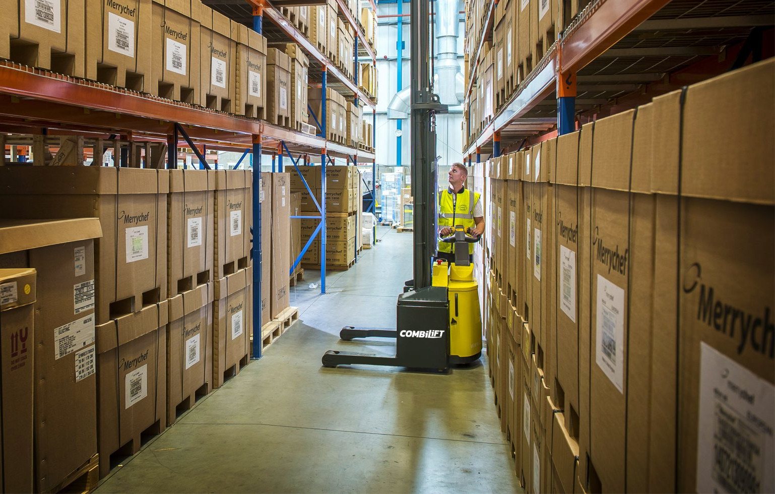 ¿Montacargas para Ahorrar espacio en tu Almacén? - Seil Rentals